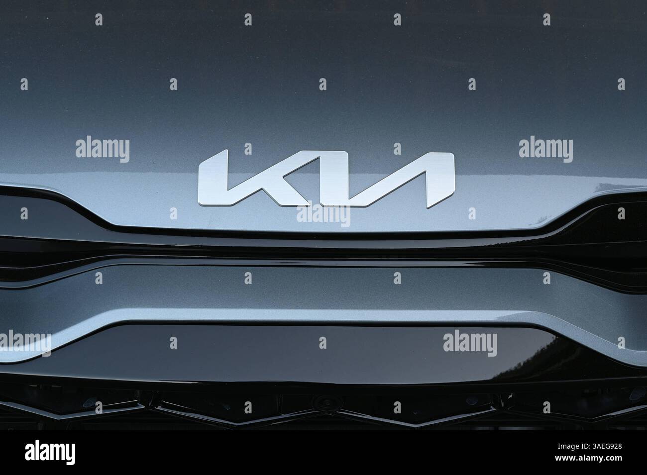 Logo, Schriftzug des südkoreanischen Autohersteller Kia Motors an einem ...
