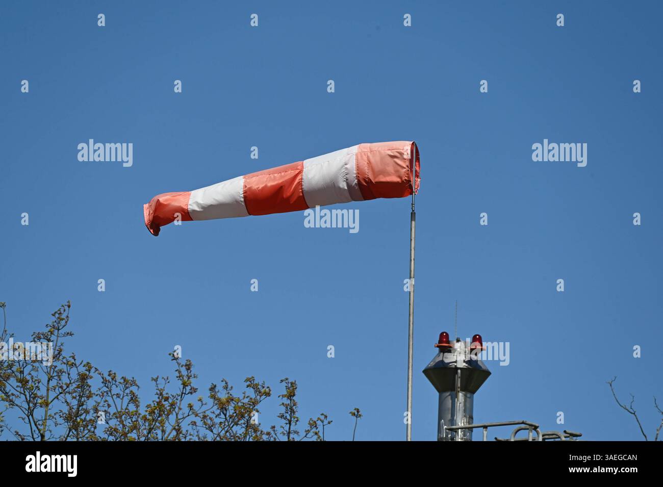 Windsack, auch Windhose, Windbeutel oder Windsocke ...