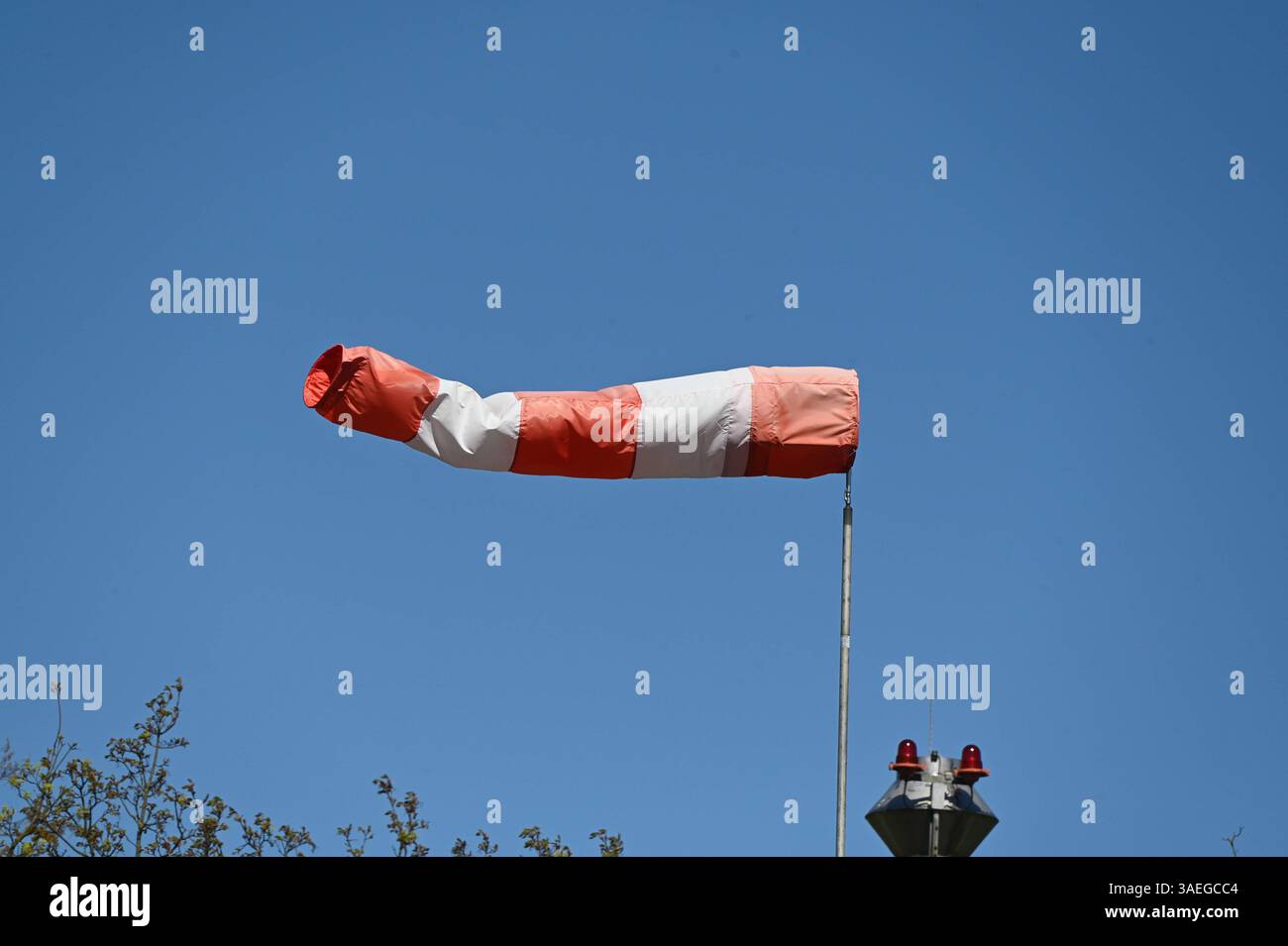 Windsack, auch Windhose, Windbeutel oder Windsocke ...