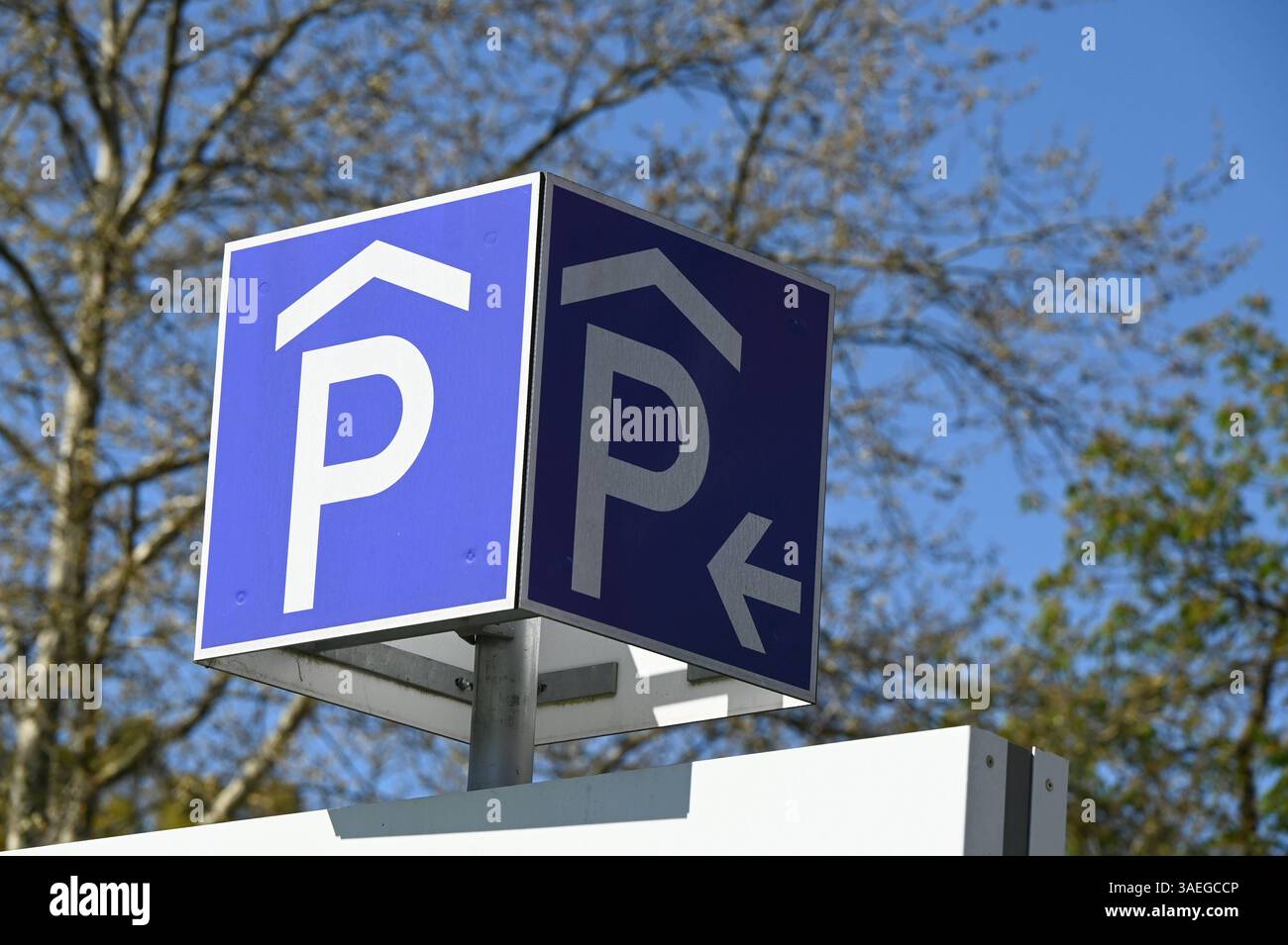 Schild, mit Parkplatz, Parkhaus Symbol als Wegweiser zum Parkhaus ...