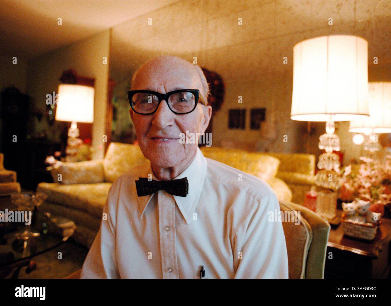 NP 40749 - - DELIVER TO: NP DESK - - 1/10/97 - - LARGO - - CAPTION INFO ...