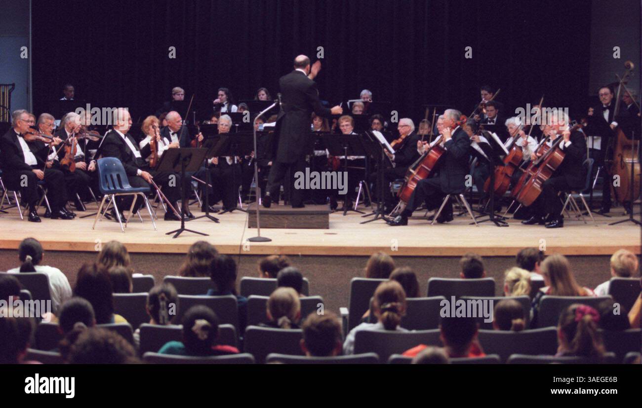 Concert etiquette hi-res stock photography and images - Alamy
