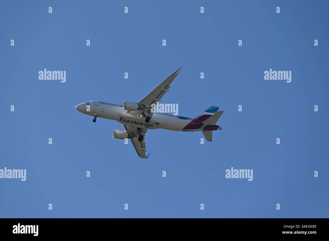 Ein Flugzeug Airbus A320 der Fluggesellschaft Eurowings im Landeanflug ...