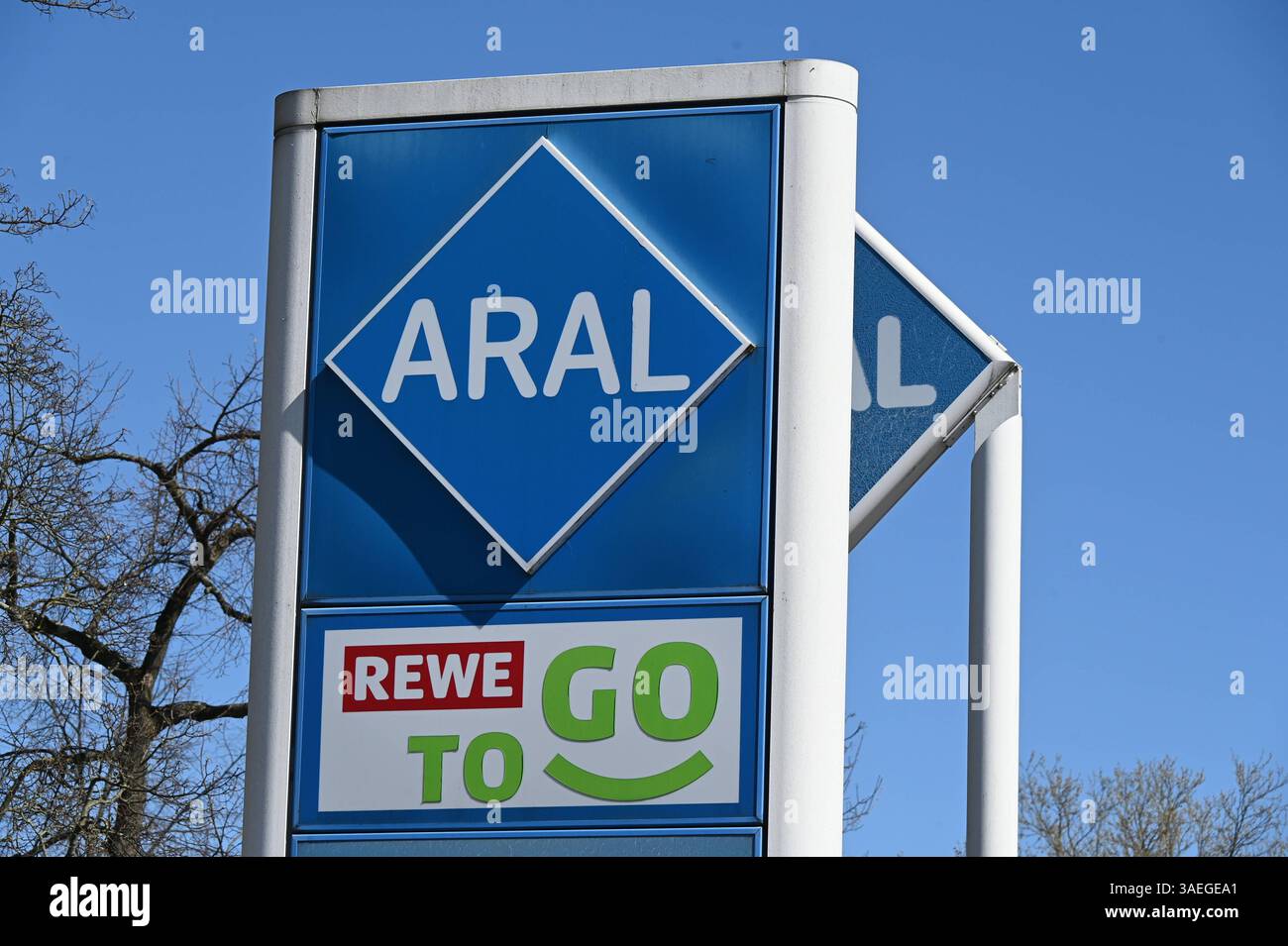 Tankanlage an einer Tankstelle von Aral, ein deutsches ...