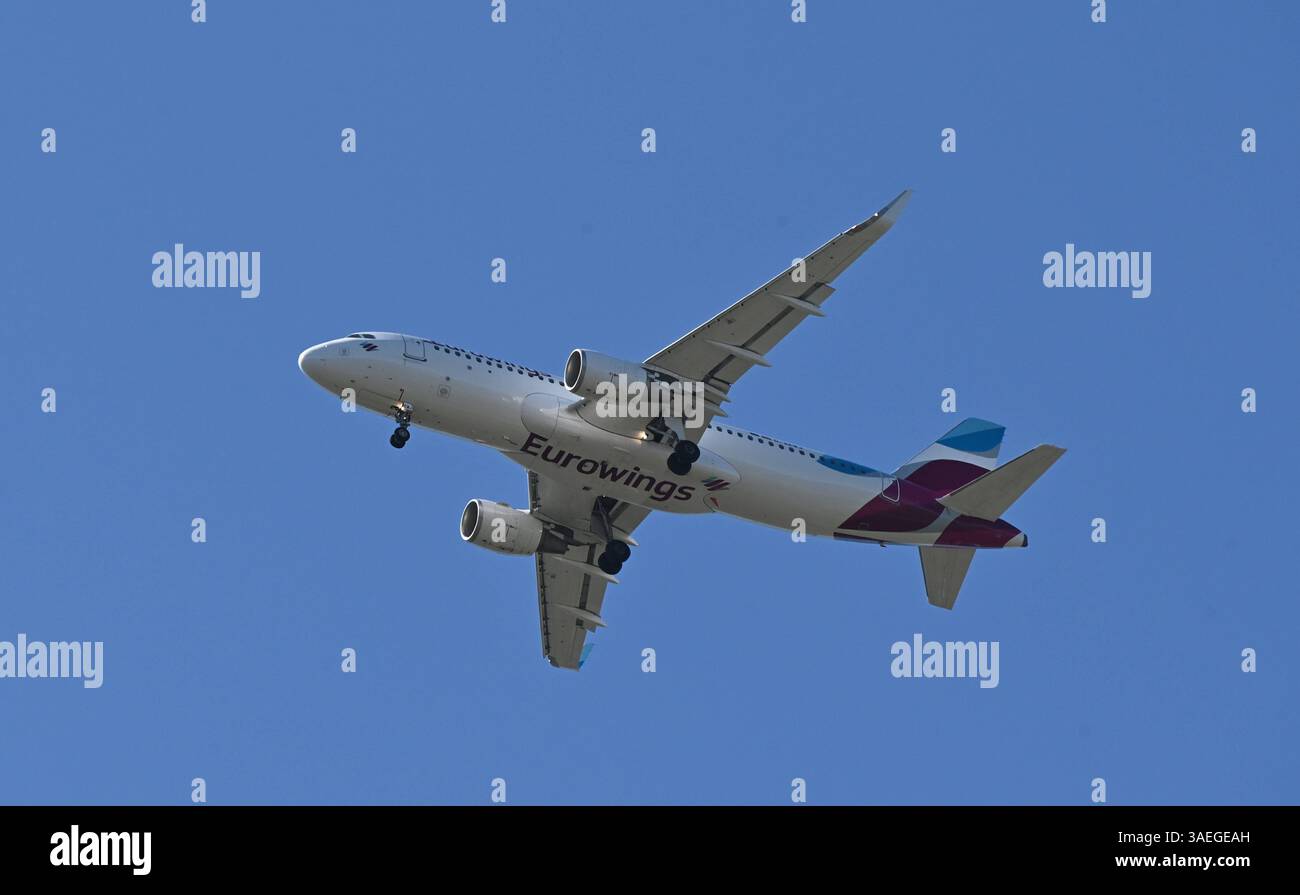 Ein Flugzeug Airbus A320 der Fluggesellschaft Eurowings im Landeanflug ...