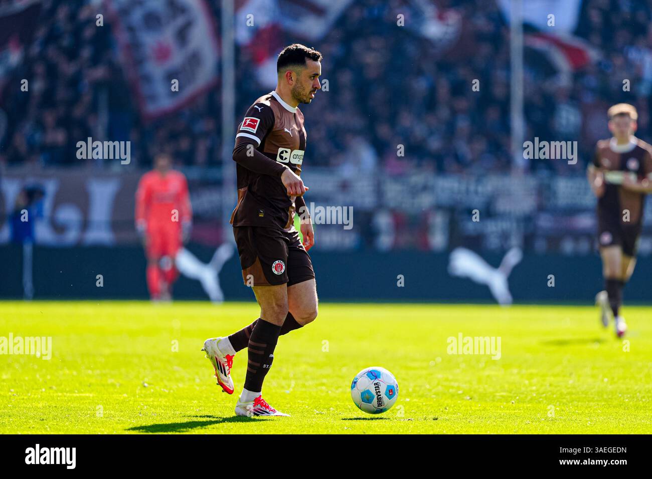 Hamburg, Deutschland. 06th Apr, 2025. Manolis Saliakas (FC St. Pauli ...