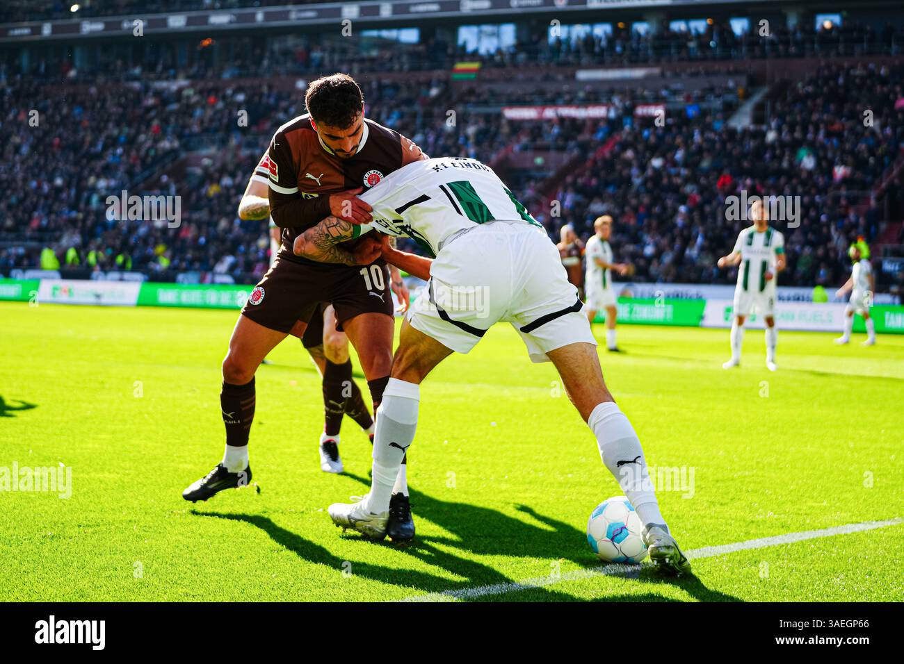 Hamburg, Deutschland. 06th Apr, 2025. Danel Sinani (FC St. Pauli, #10 ...
