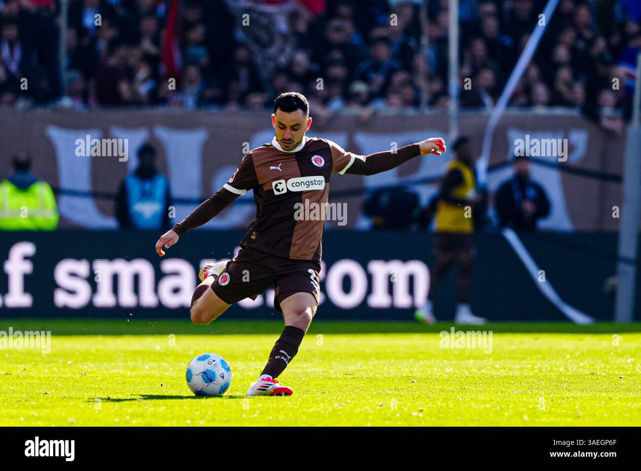 Hamburg, Deutschland. 06th Apr, 2025. Manolis Saliakas (FC St. Pauli ...