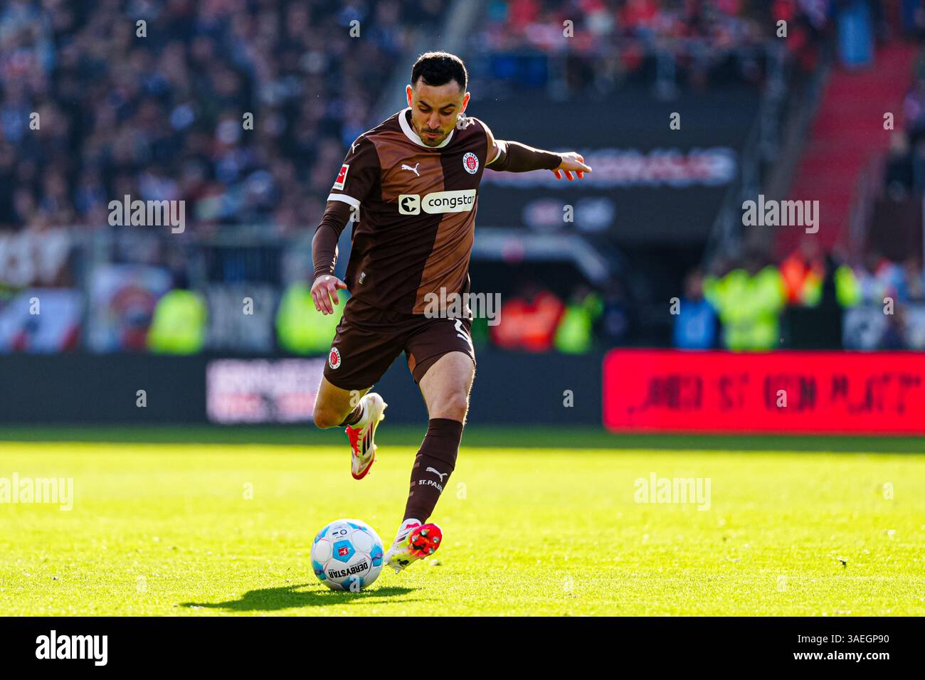 Hamburg, Deutschland. 06th Apr, 2025. Manolis Saliakas (FC St. Pauli ...