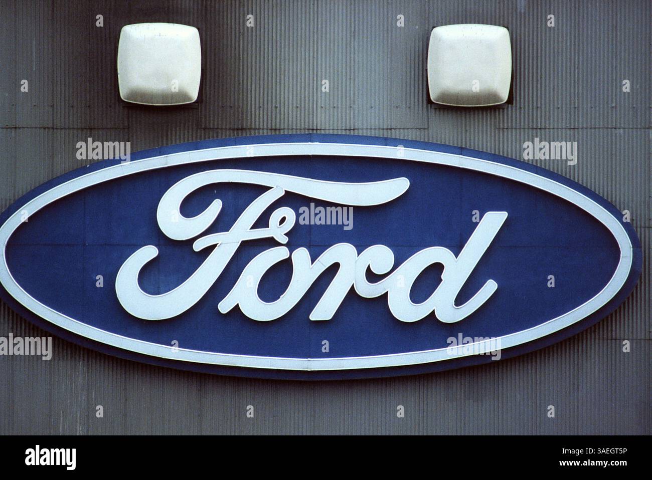 AJAXNETPHOTO. 1991. EASTLEIGH, ENGLAND - VAN FACTORY - ENORMOUS BRAND ...