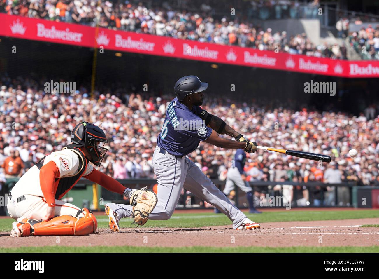 Seattle Mariners' Randy Arozarena, right, hits an RBI single against ...