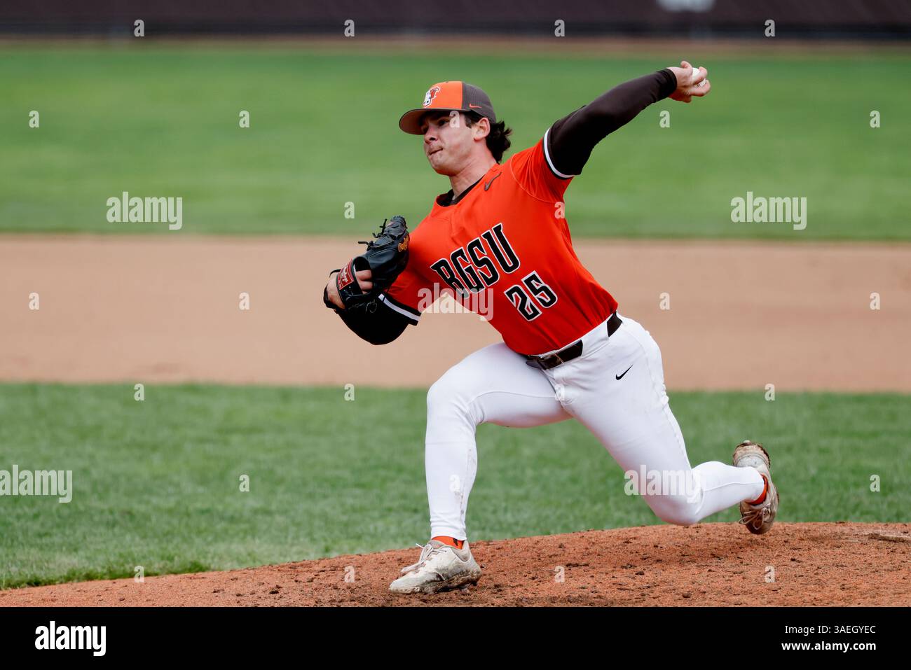 Bowling Green pitcher Nic Good (25) pitches against Miami OH during an ...