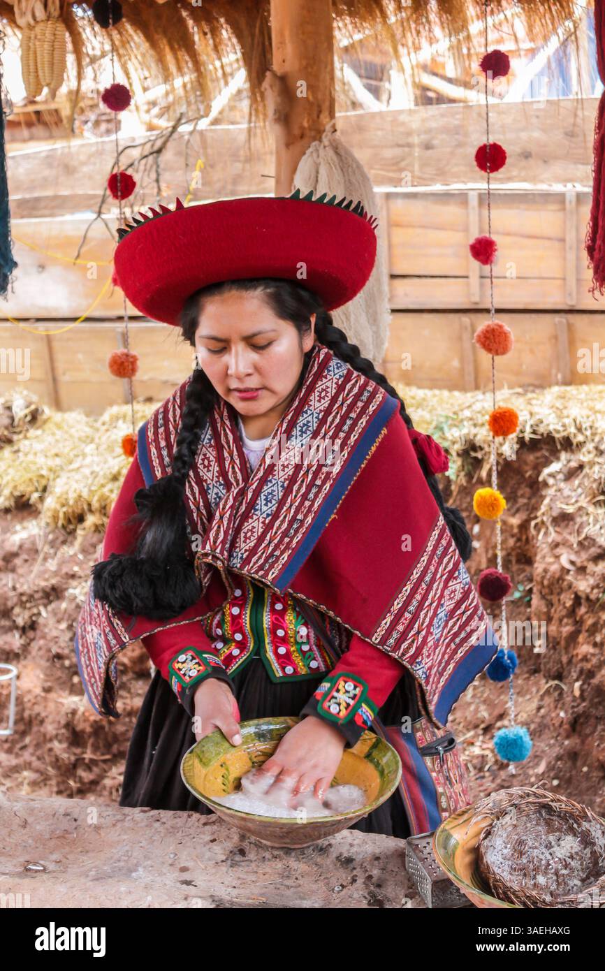 Peruvian woman in traditional clothes in Chinchero village textil craft ...