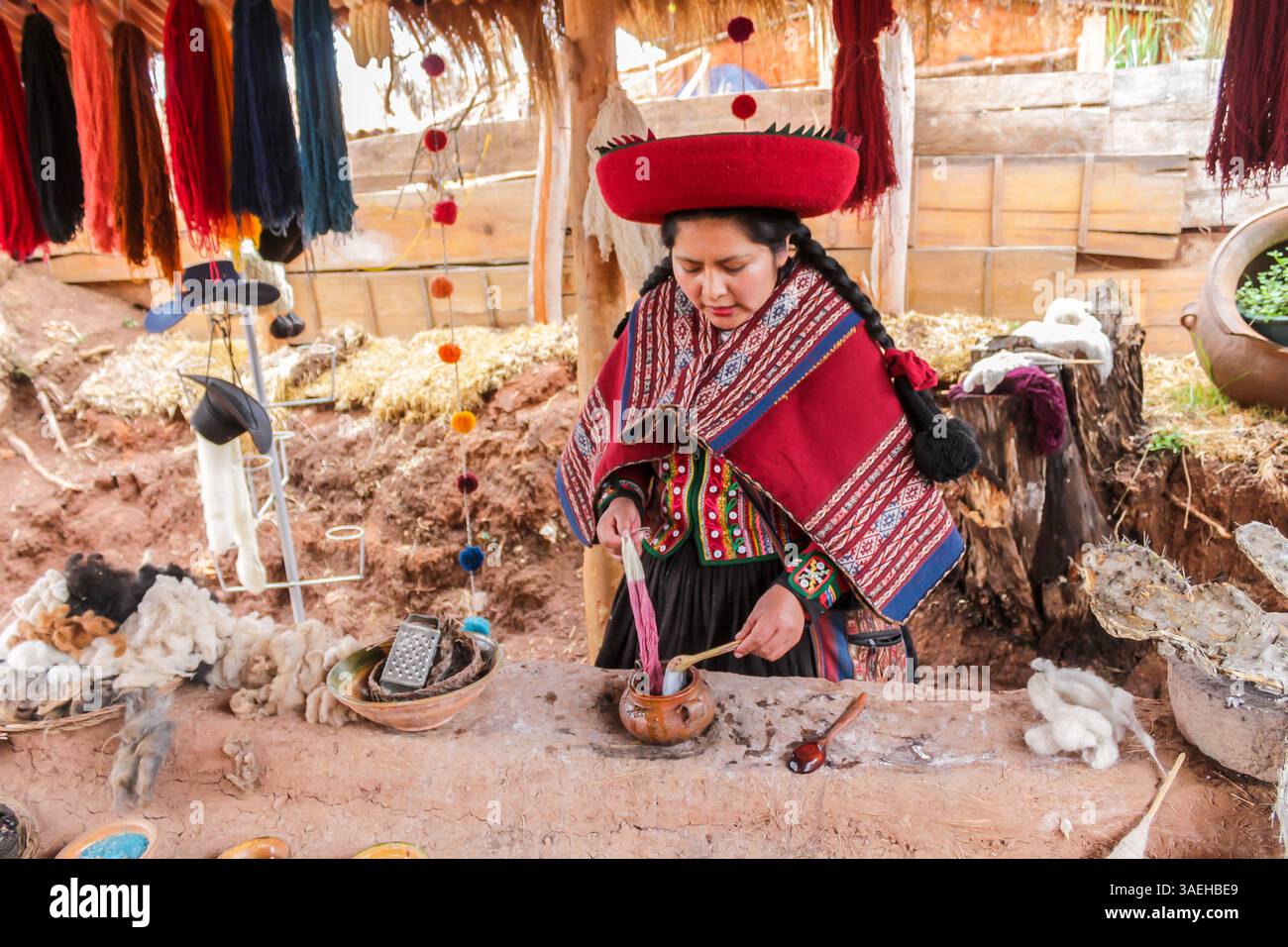 Peruvian woman in traditional clothes in Chinchero village textil craft ...