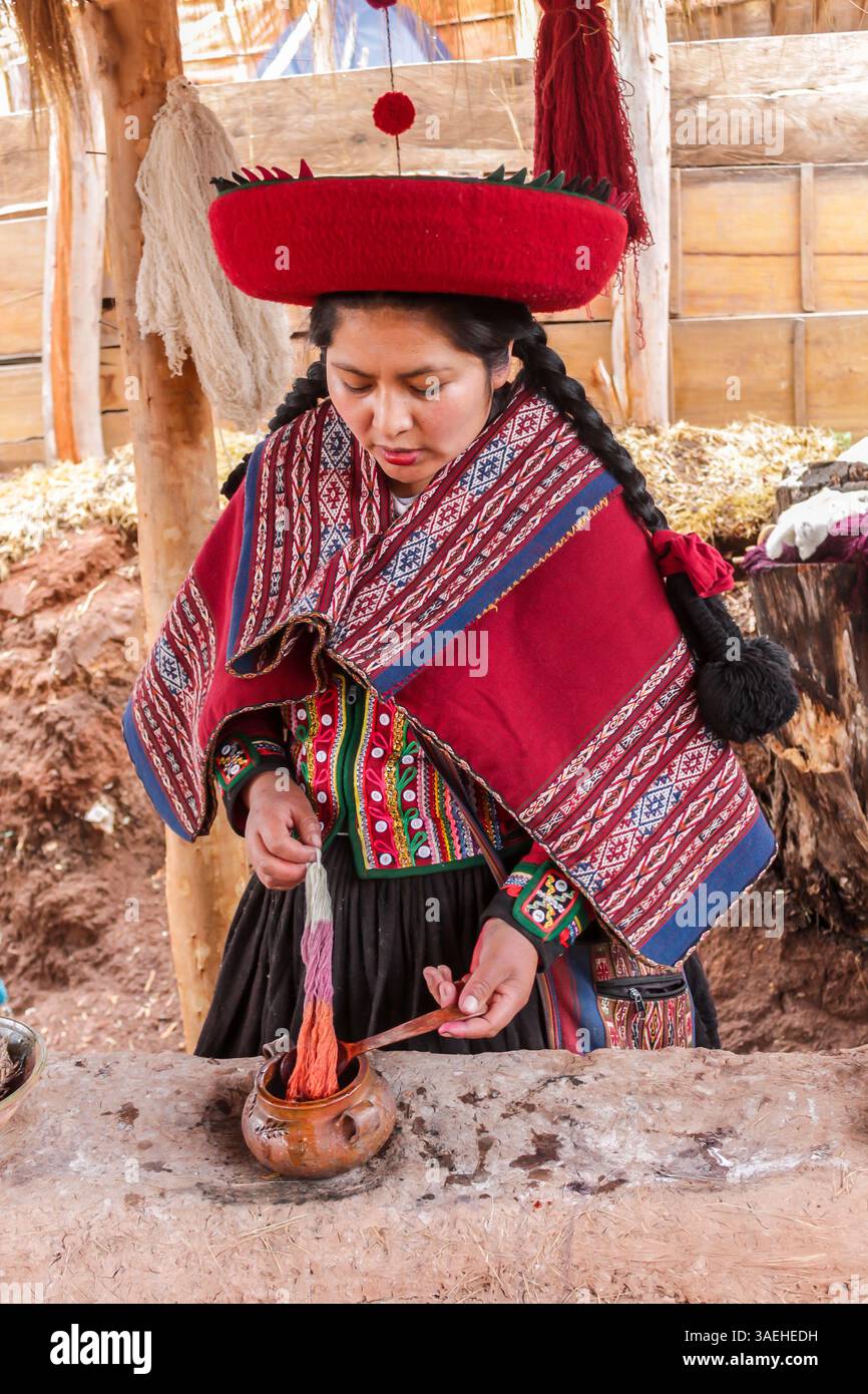 Peruvian woman in traditional clothes in Chinchero village textil craft ...