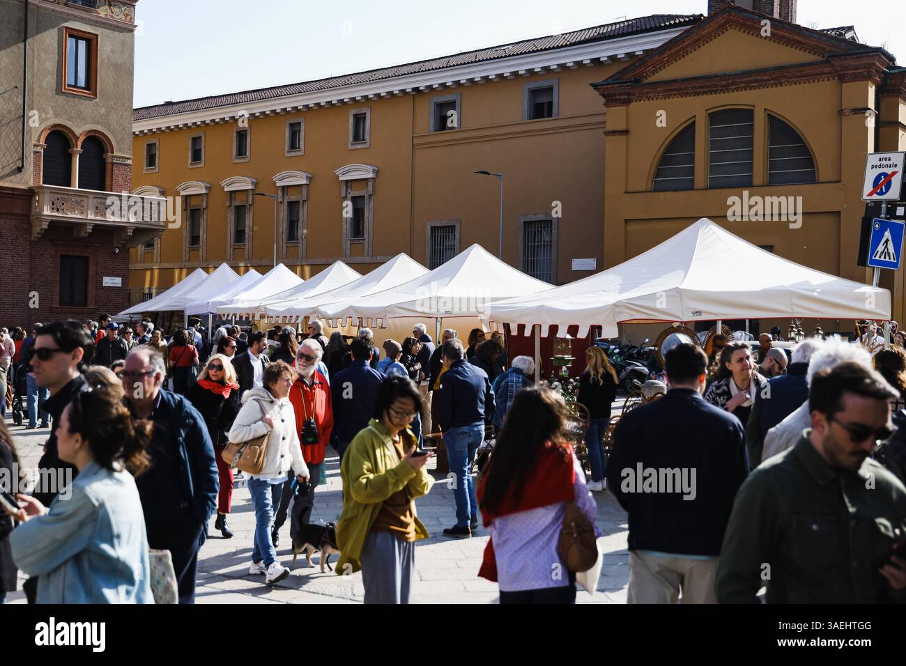 Milan, Italy. 07th Apr, 2025. Milan, The Flora et Decora spring market ...