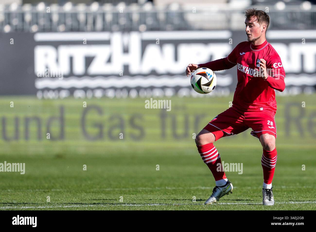 Sandhausen, Deutschland. 06th Apr, 2025. Yari Otto (Verl, 28), am Ball ...