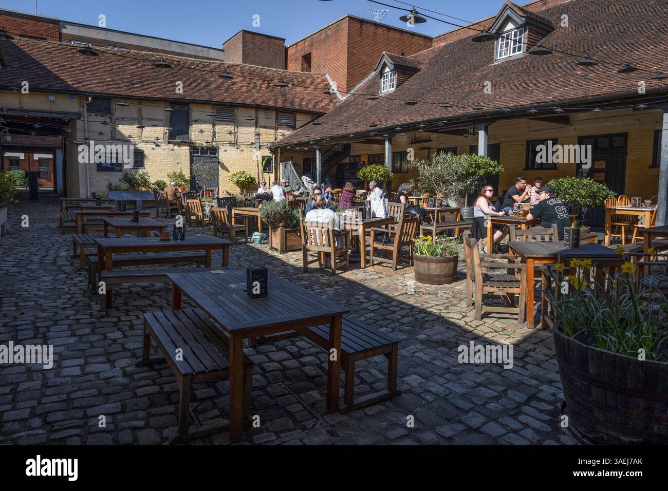 The courtyard at The Kings Head, 15TH CENTURY Medieval coaching Inn ...