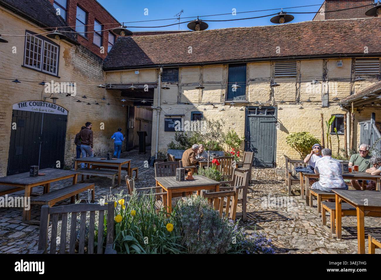 The courtyard at The Kings Head, 15TH CENTURY Medieval coaching Inn ...