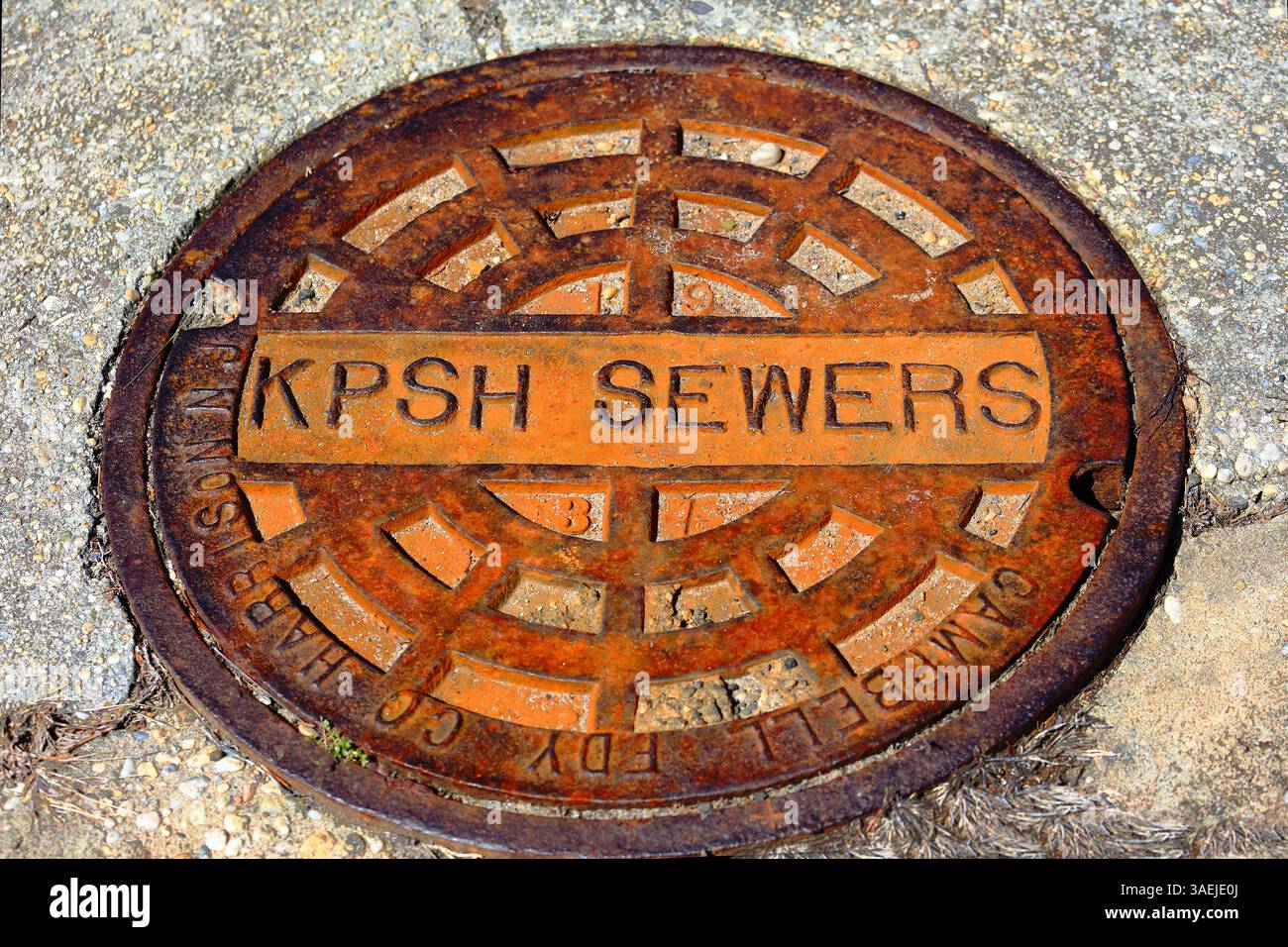 Metal cover sewer manhole hi-res stock photography and images - Alamy