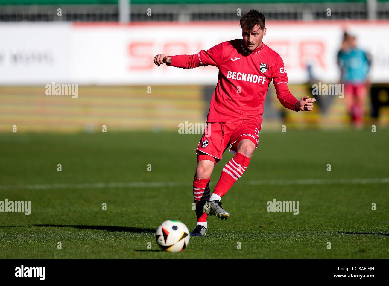 Yari Otto (Verl, 28), am Ball, Freisteller, Ganzkörper, Einzelbild ...