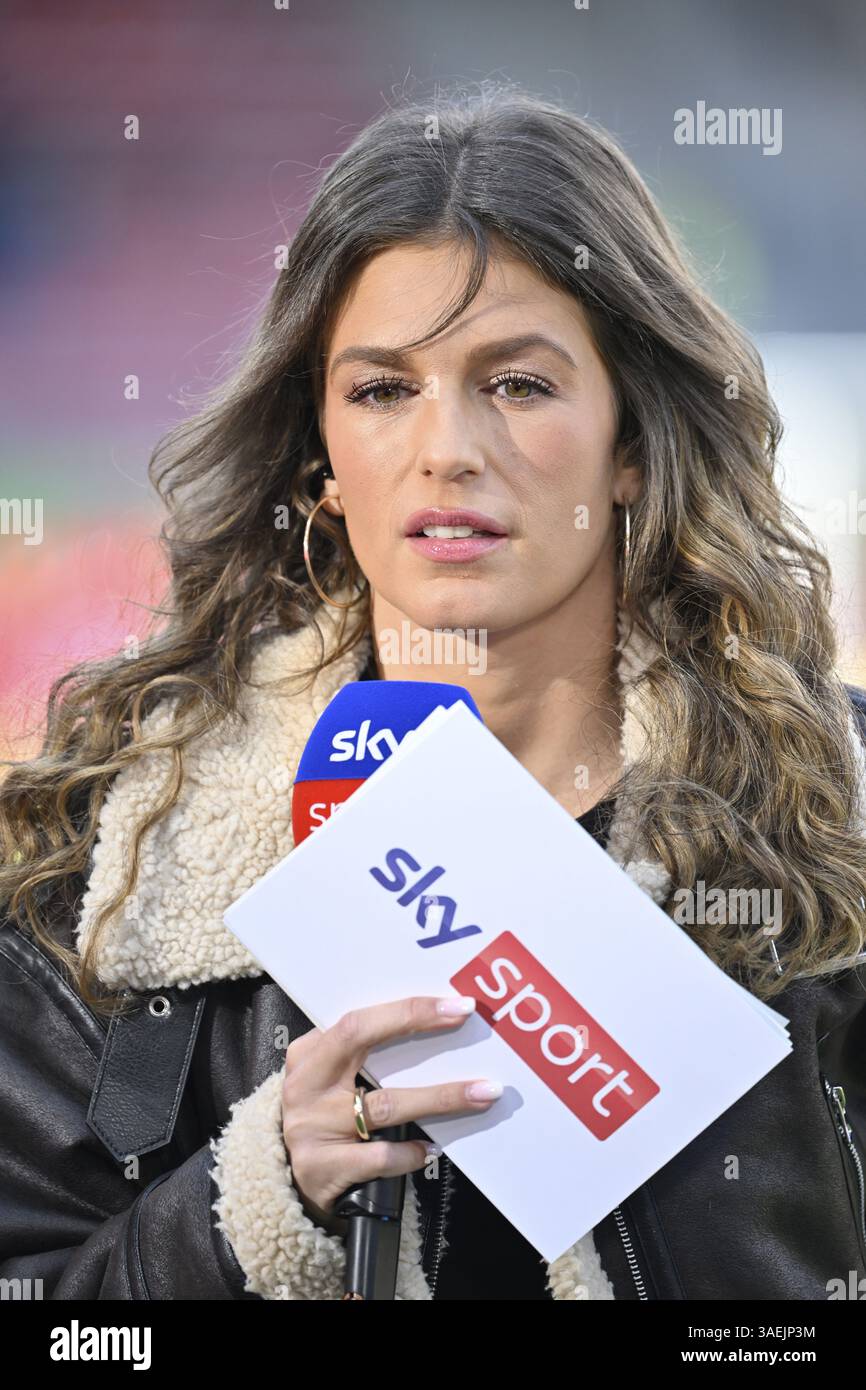 SKY presenter Mara Mones Portrait in interview Microphone Microphone ...