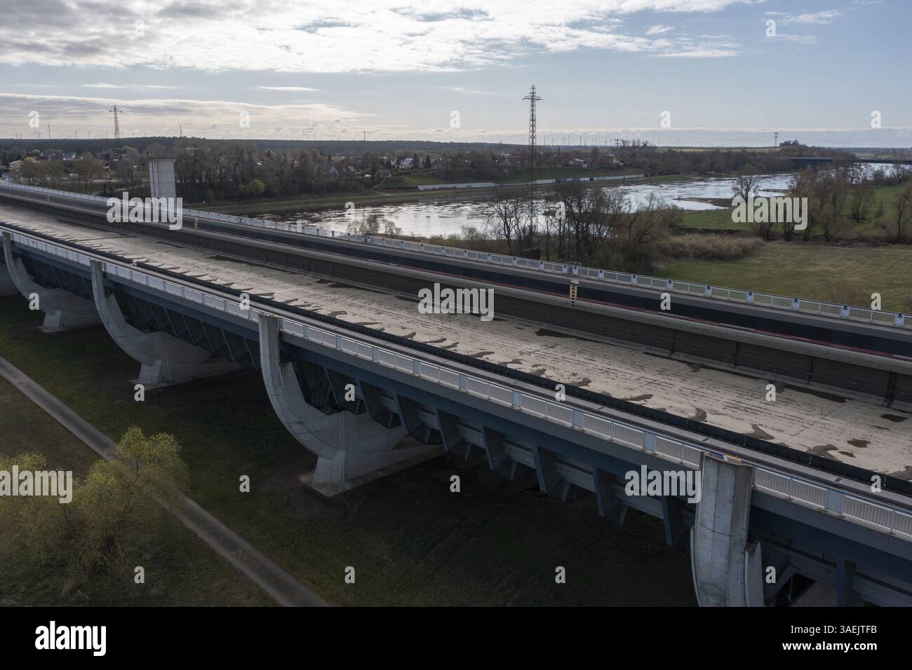 Trough bridge without water, was pumped out for cleaning ...