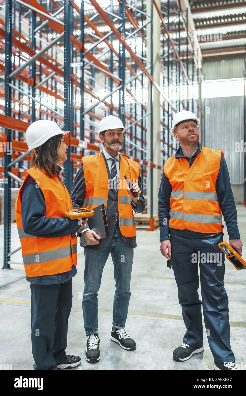 People wearing safety vests hi-res stock photography and images - Alamy