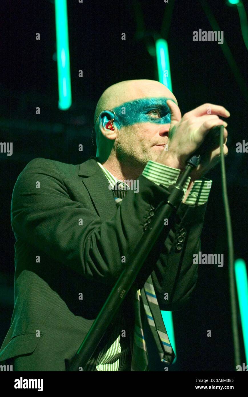 Nov 19, 2004; Seattle, WA, USA; Singer MICHAEL STIPE performing live. R ...