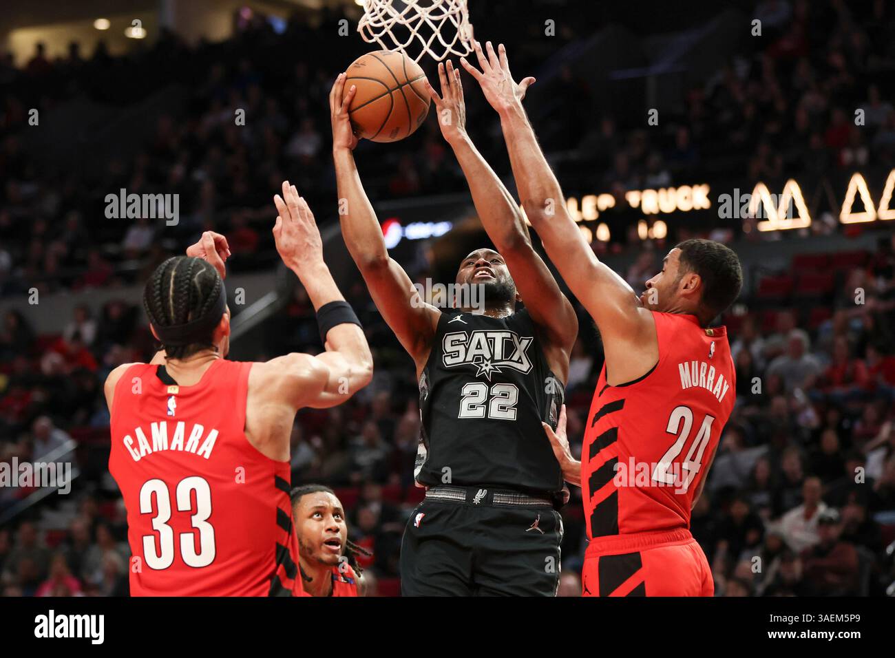 San Antonio Spurs guard Malaki Branham (22) shoots from between ...