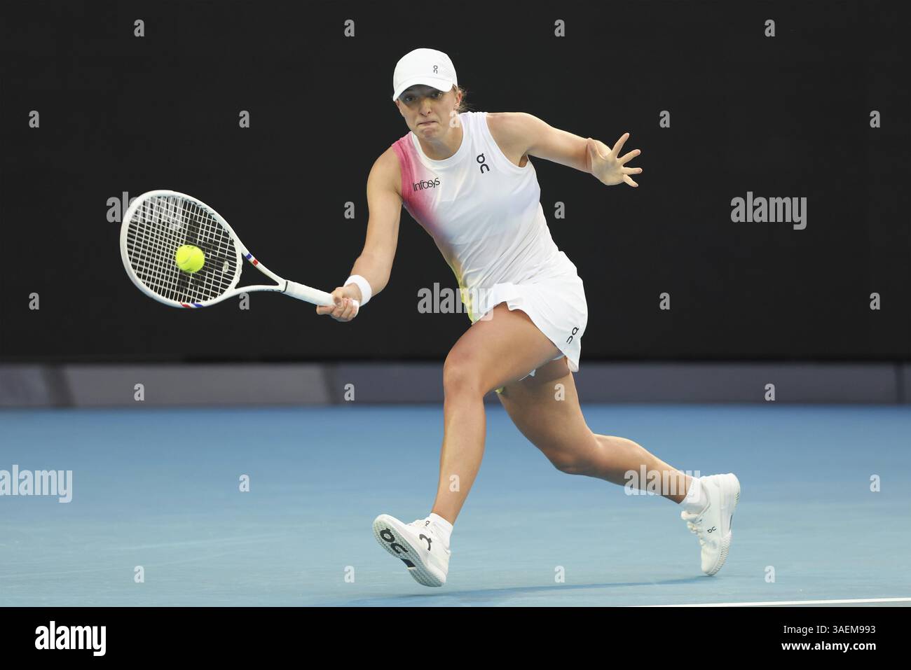 Iga swiatek forehand hi-res stock photography and images - Alamy