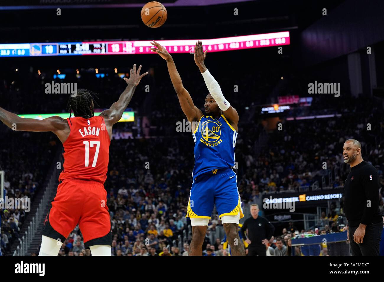 Golden State Warriors forward Jonathan Kuminga (00) shoots a 3-point ...
