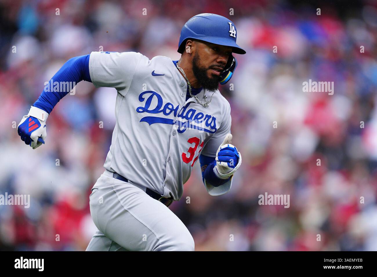 Los Angeles Dodgers' Teoscar Hernández in action during a baseball game ...