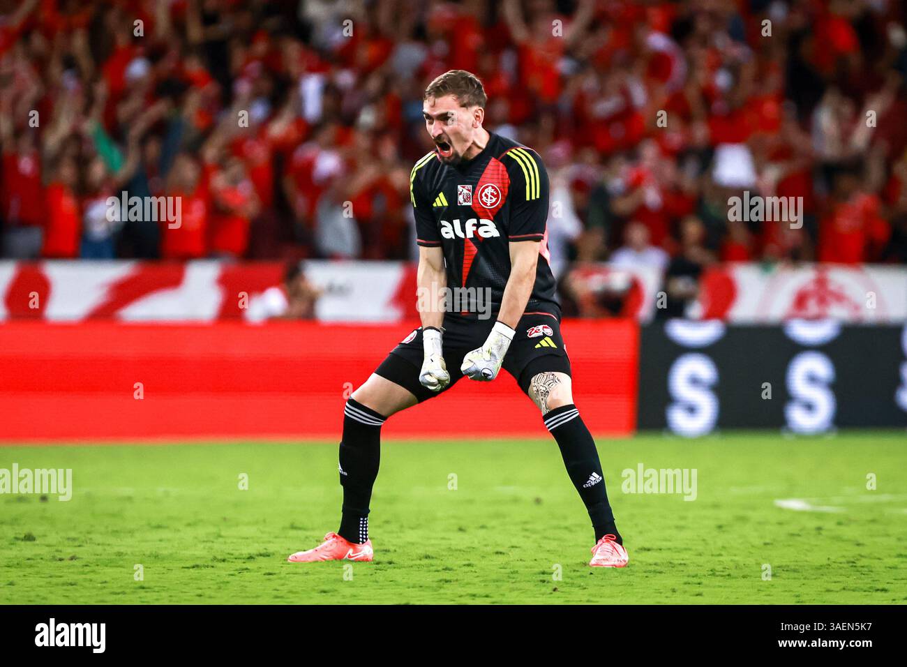 SP - PORTO ALEGRE - 04/06/2025 - BRAZILIAN A 2025, INTERNATIONAL x CRUZEIRO - Anthoni goalkeeper ...