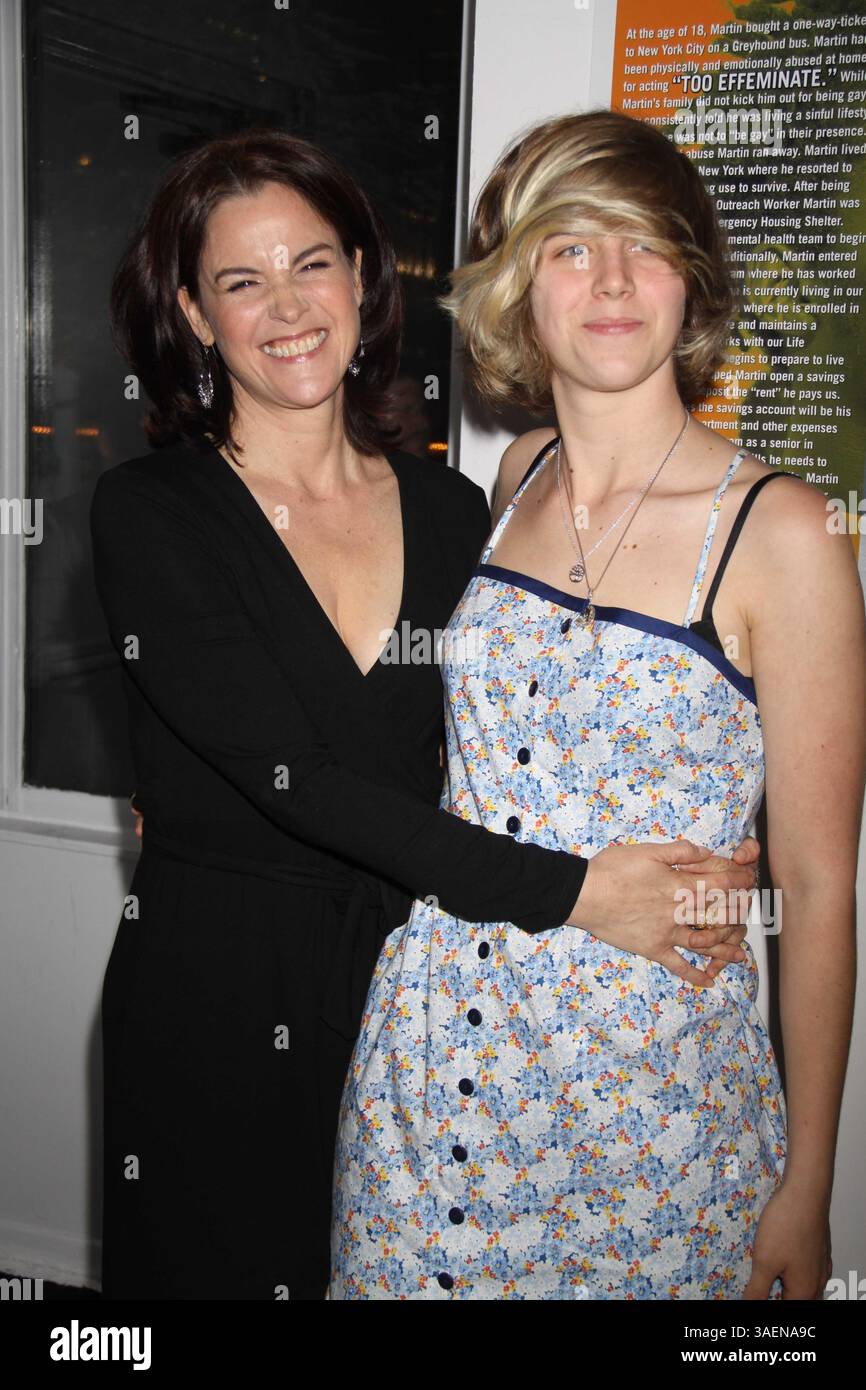 Oct. 6, 2011 - New York, New York, U.S. - ALLY SHEEDY and daughter ...