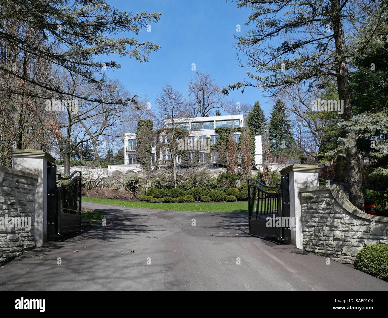 Gated entrance to a large house on a hill Stock Photo - Alamy