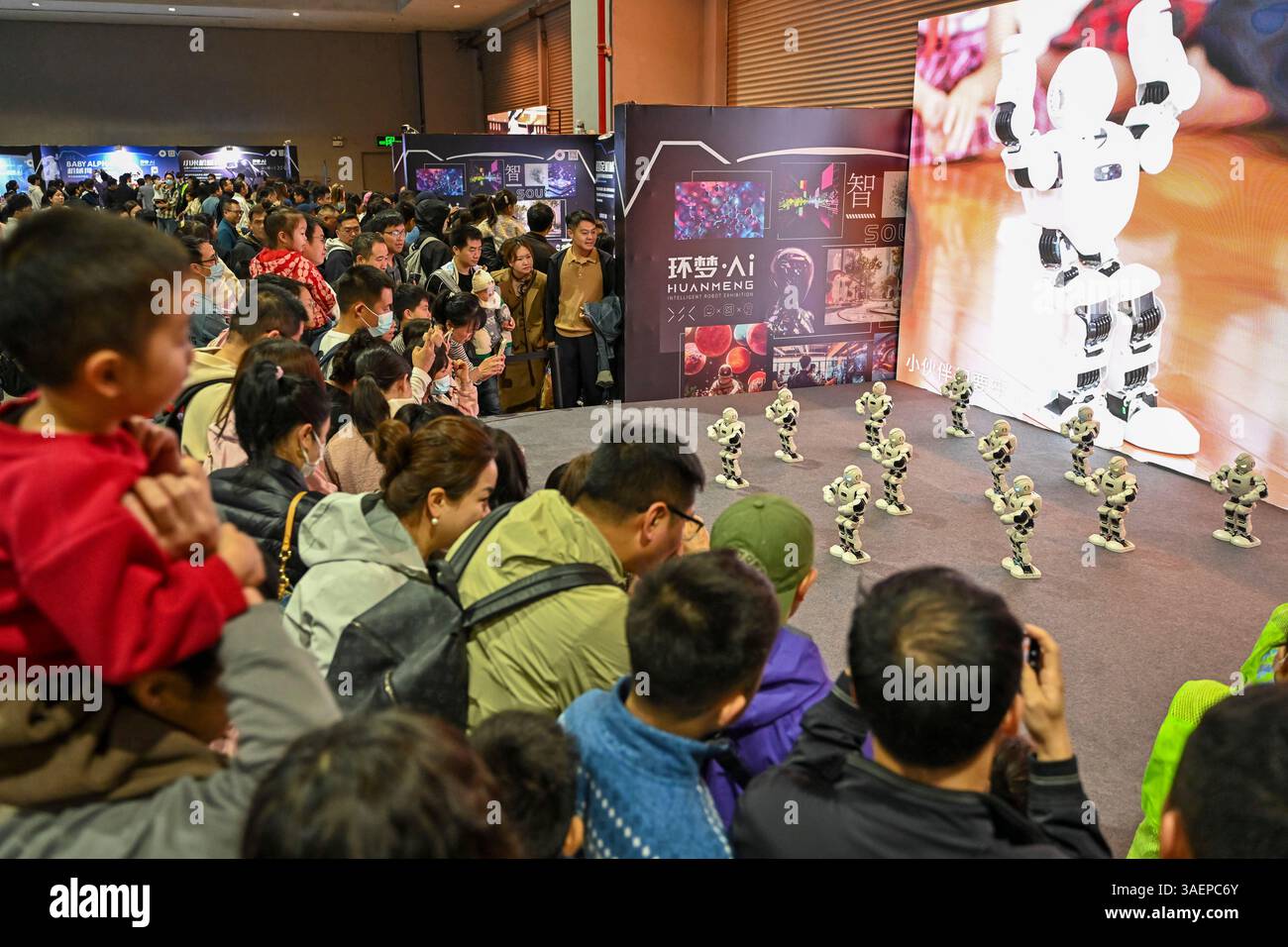 Robot dance competition hi-res stock photography and images - Alamy