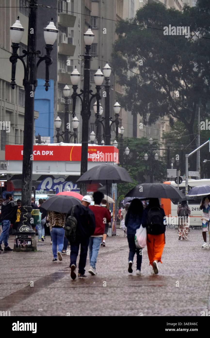 The passage of a cold air mass through the Center-South of Brazil ...