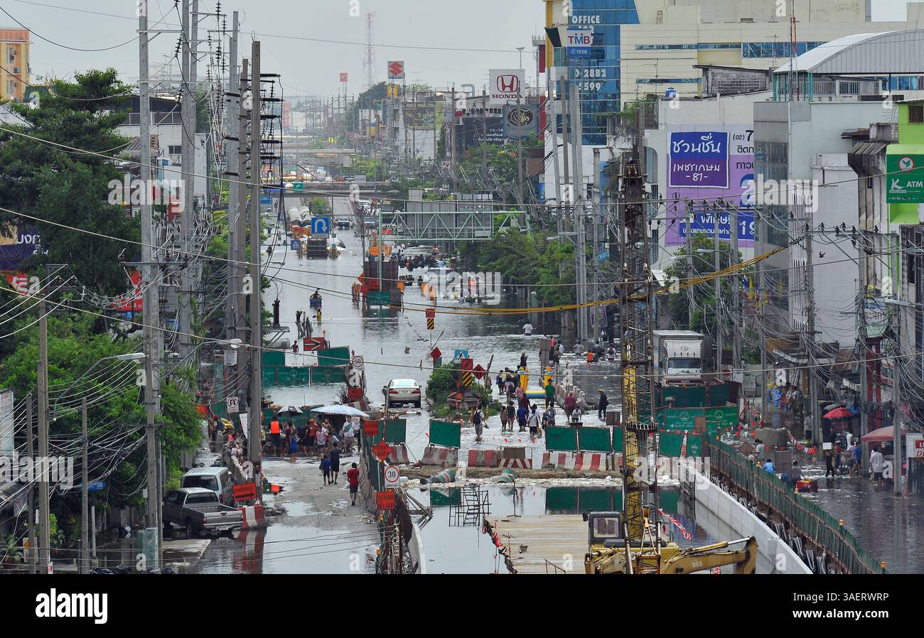 Oct. 30, 2011 - Bangkok, Thailand - Thai people pictured during the ...
