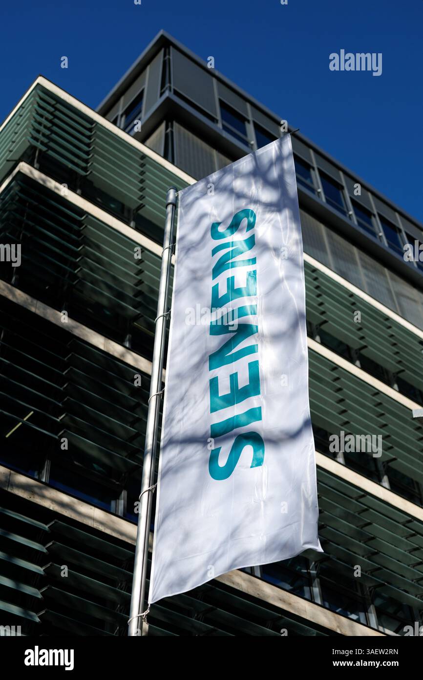 06 April 2025, Bavaria, Munich: The lettering and logo of Siemens AG can be seen on a flag in ...