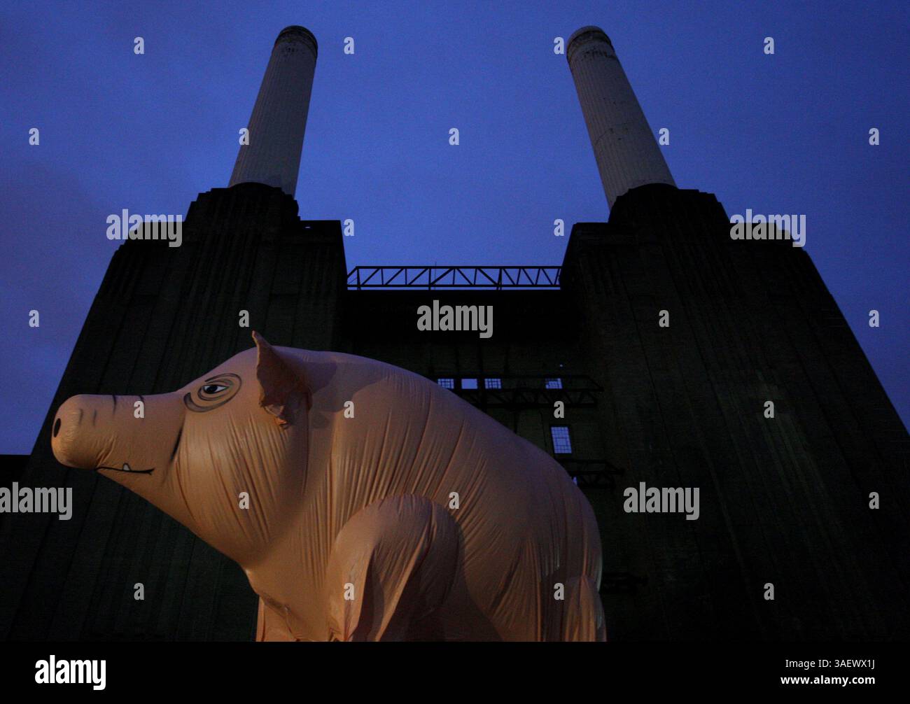 Pink floyd album cover animals hi-res stock photography and images - Alamy