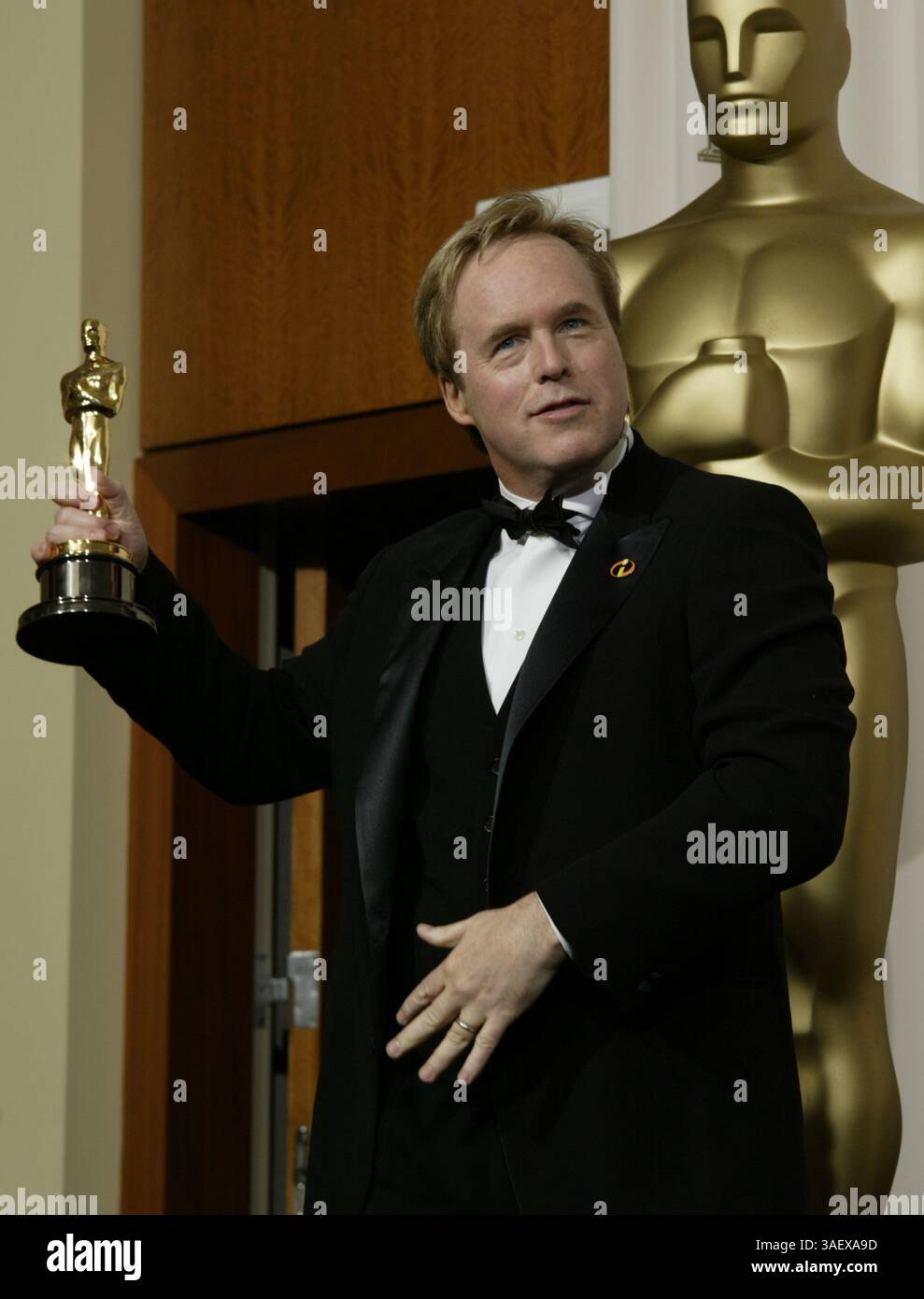 Feb 27, 2005; Hollywood, CA, USA; BRAD BIRD with the Oscar for best ...