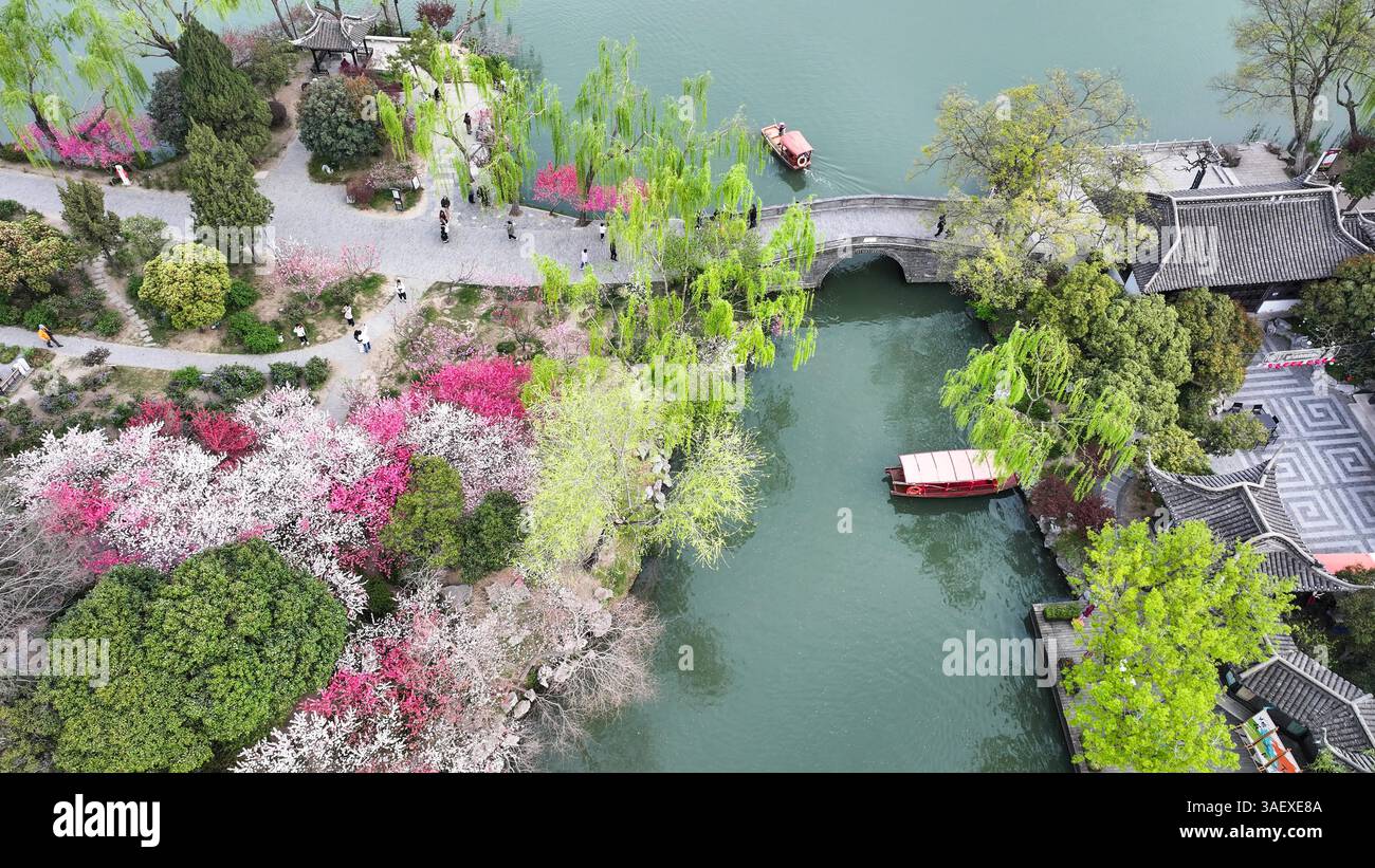 Spring scenery of the Slender West Lake scenic area in Yangzhou City ...