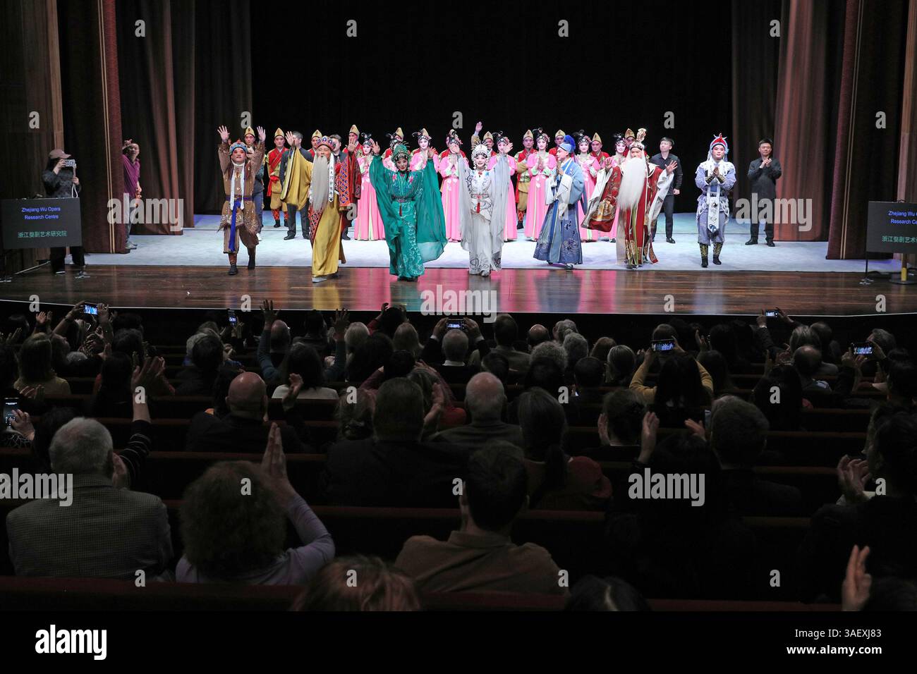 (250407) -- VIENNA, April 7, 2025 (Xinhua) -- Artists greet the ...