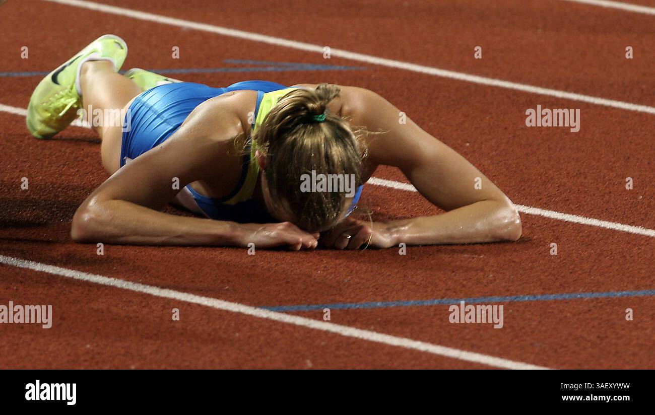 Jun 27, 2008 - Eugene, Oregon, USA - Nike runner AMY BEGLEY collapses ...