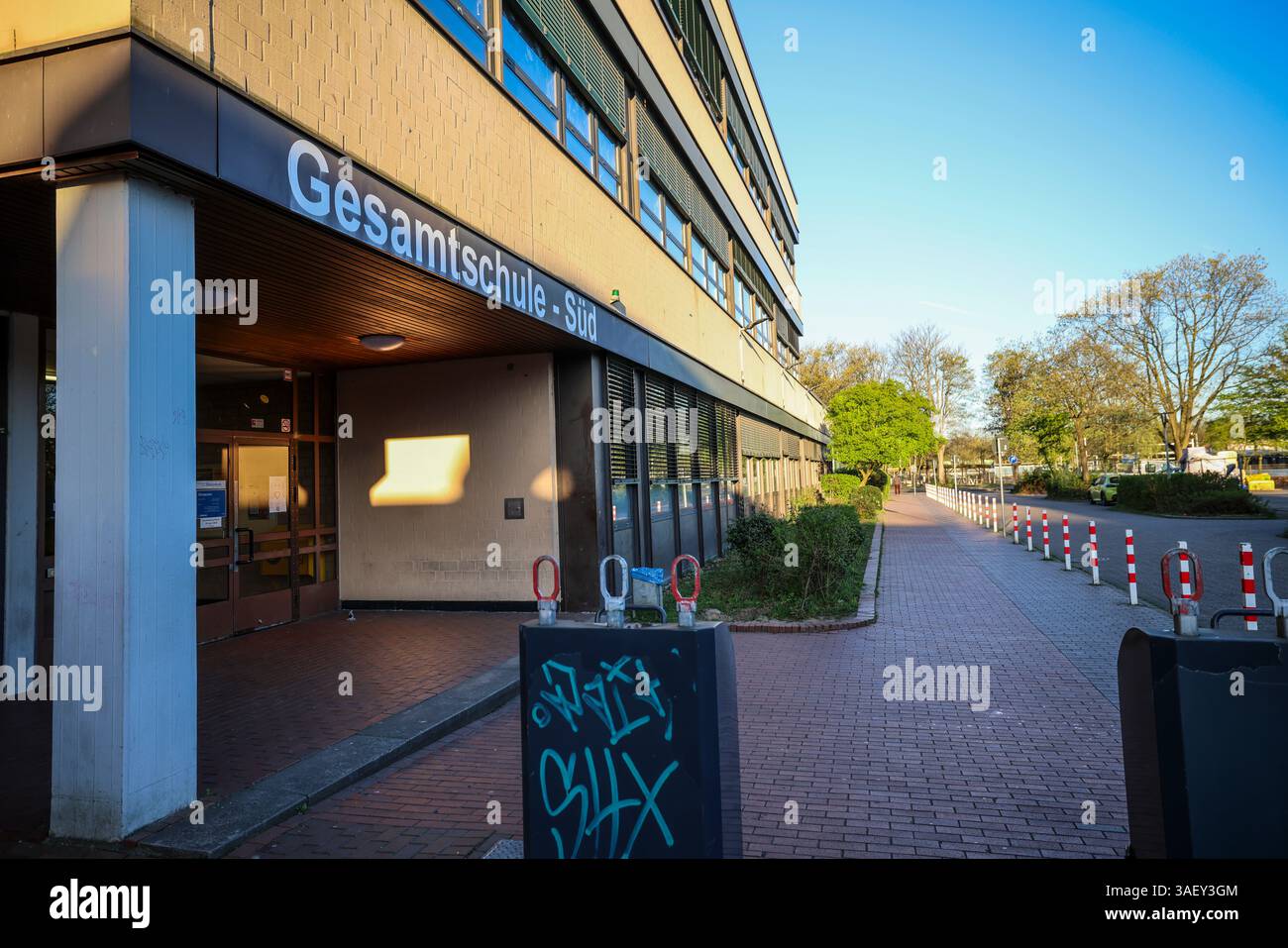 Duisburg, Germany. 07th Apr, 2025. No pupils to be seen at the time of ...
