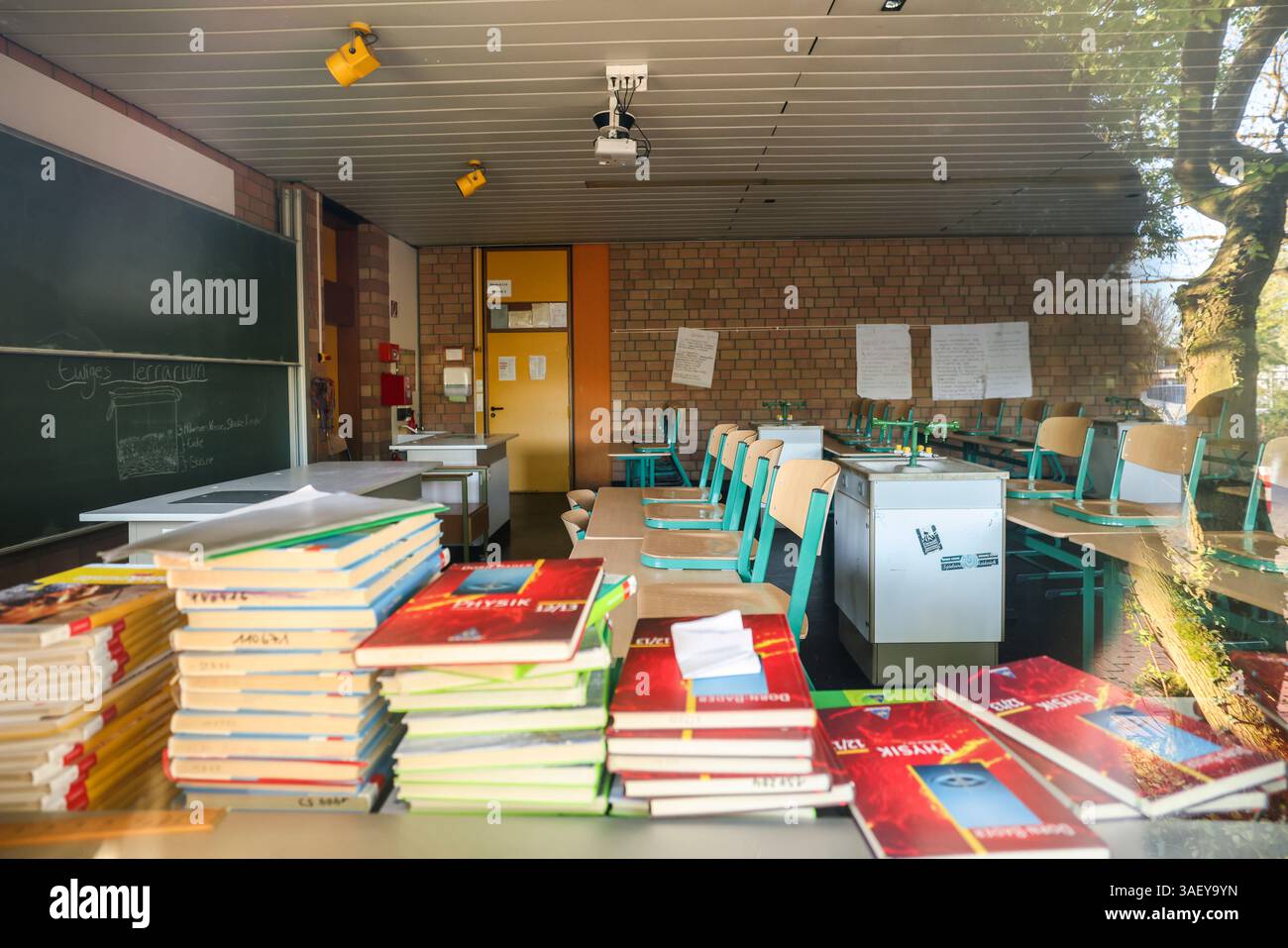 Duisburg, Germany. 07th Apr, 2025. The classroom at the Gesamtschule ...