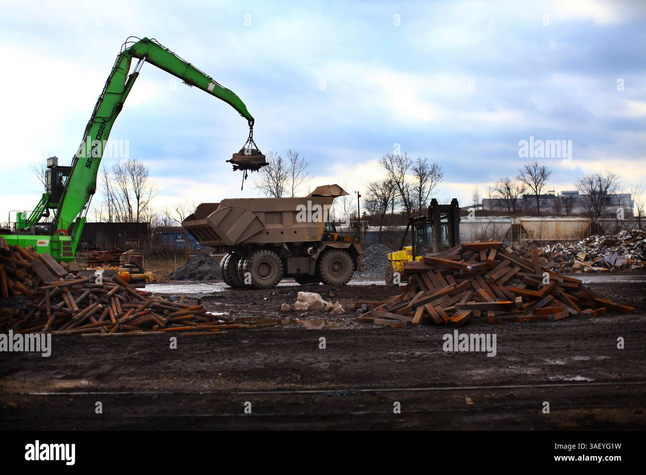 Crane loads scrap metal on hi-res stock photography and images - Alamy