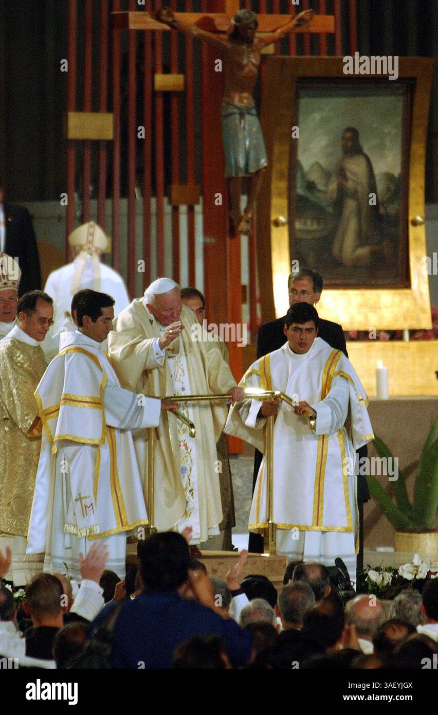 Jul 31, 2002; Mexico City, MEXICO; With the formal portrait of Juan ...