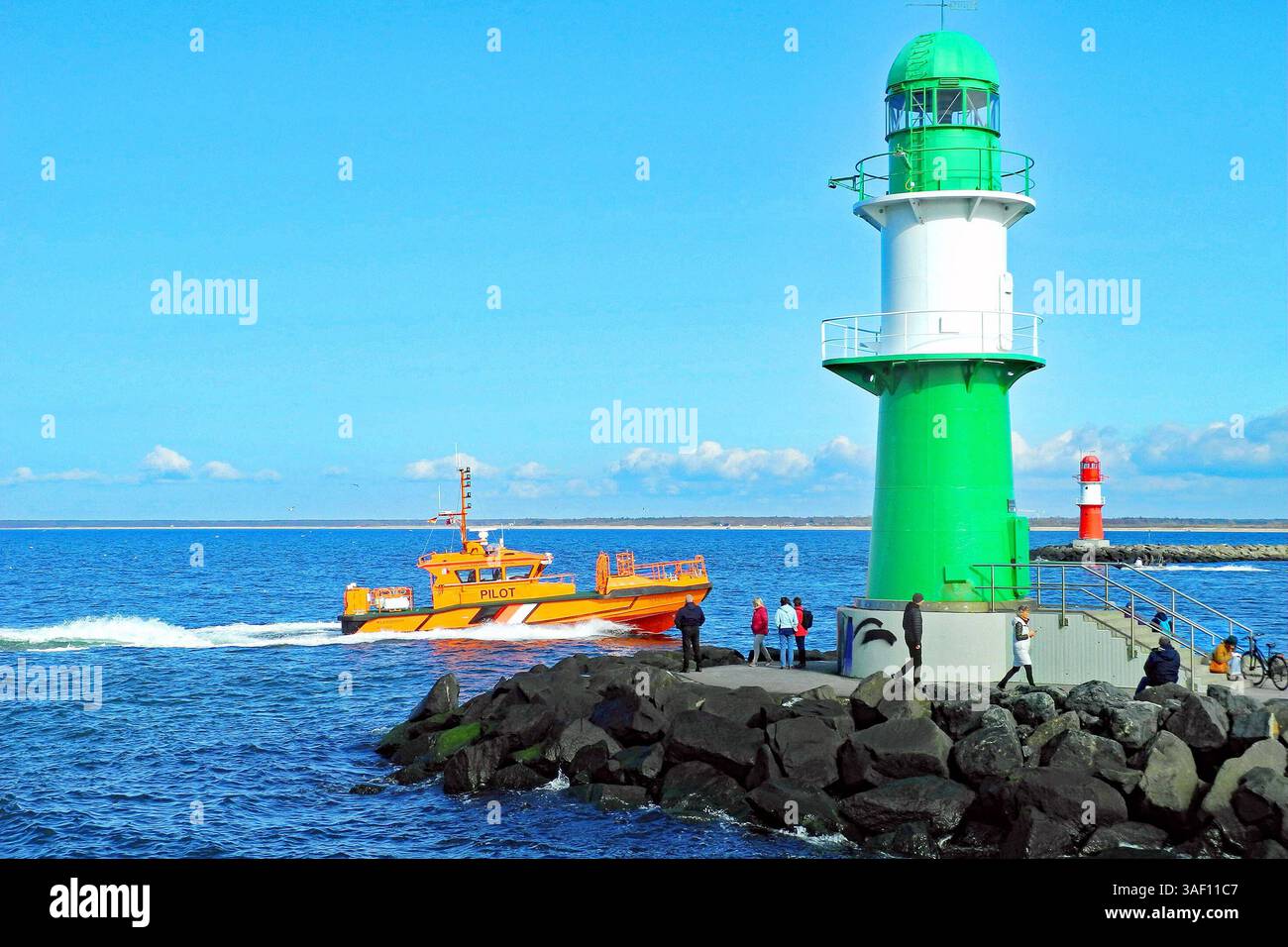 Die West- und Ostmole Warnemuende mit Leuchtturm sind beliebte ...